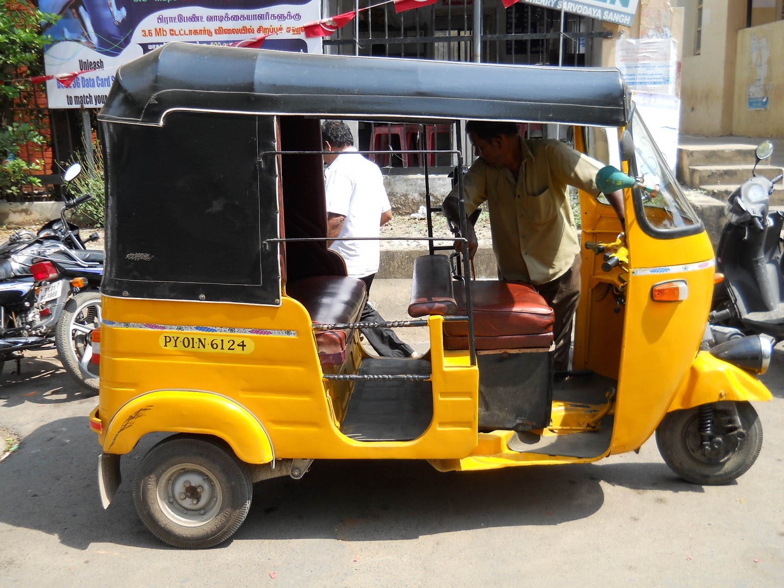 BOBBA CAPS DOXOLOGY: MAR 21, 13 .. INDIA'S AUTO RICKSHAW