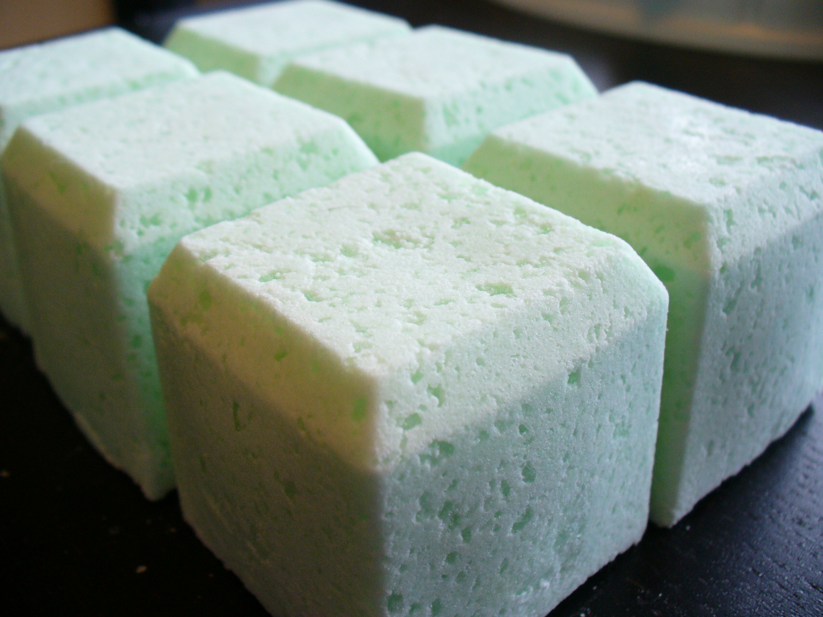 alimakes: Bath Bomb Recipe #3 - Rosemary Peppermint