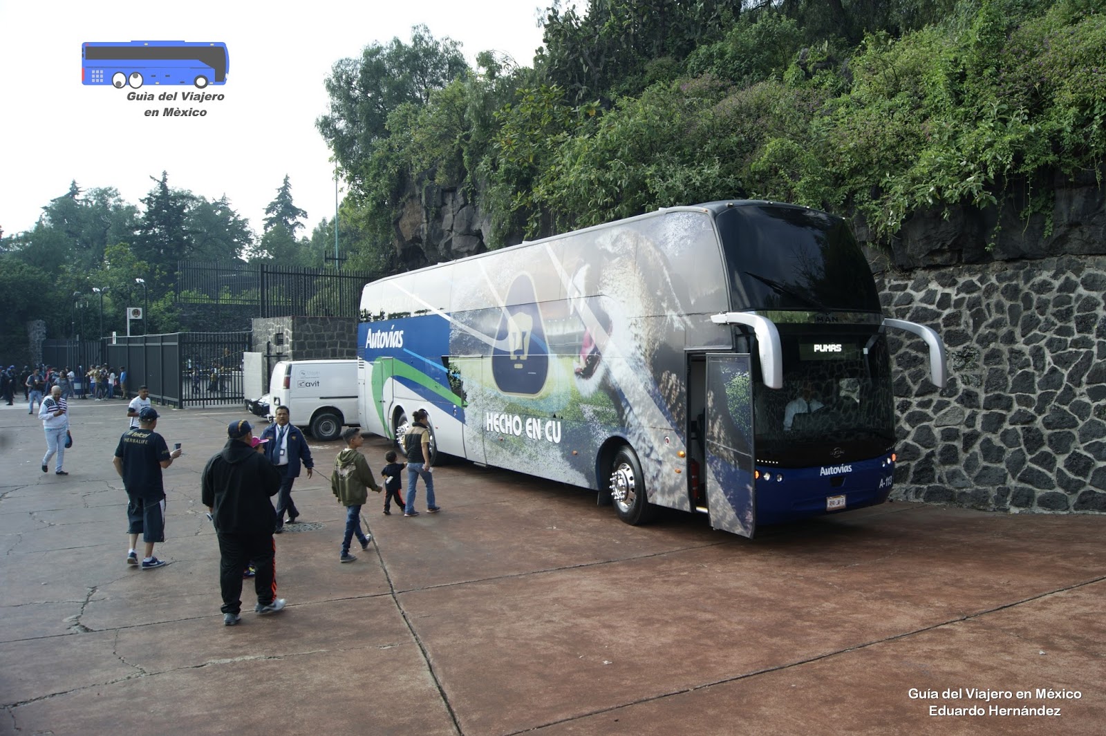 Todo mundo se quiere toma fotos con el Autobús de los PUMAS