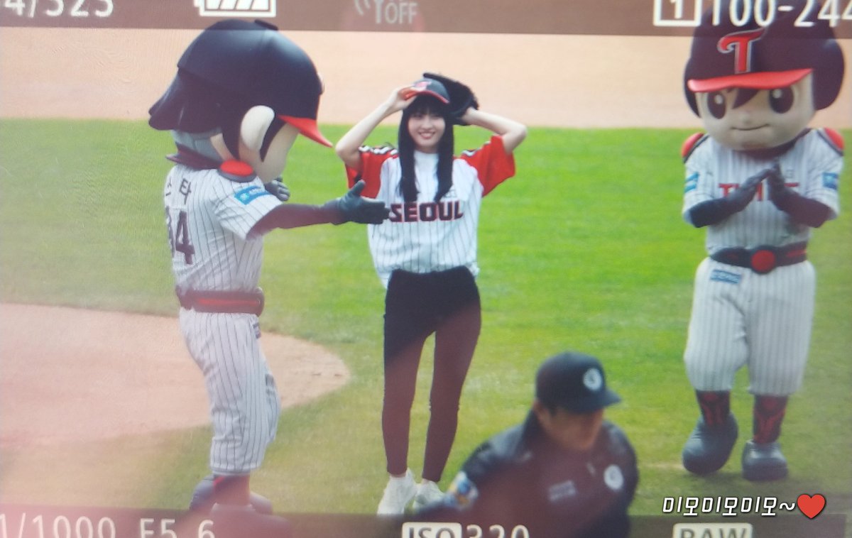Joe's Twice Photo Blog: 190414 TWICE Momo Baseball game first ball (110 ...