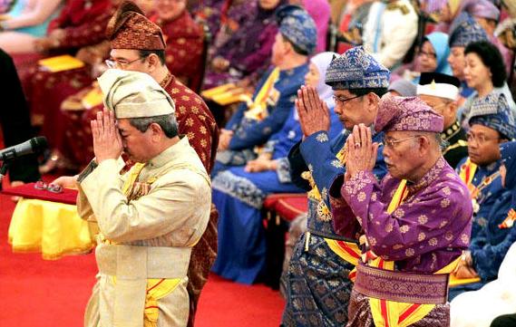 Payung Mahkota Dirgahayu Raja Melayu: CARA-CARA MENGANGKAT SEMBAH