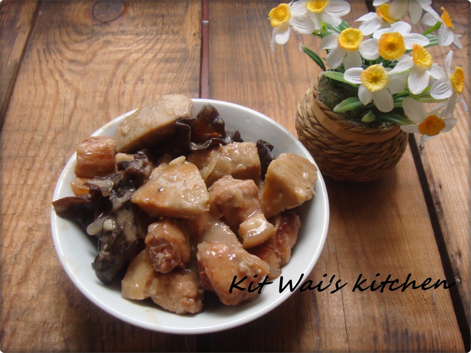 Kit Wai's kitchen : 芋头焖猪肉 ~ Braised Taro with Pork Belly