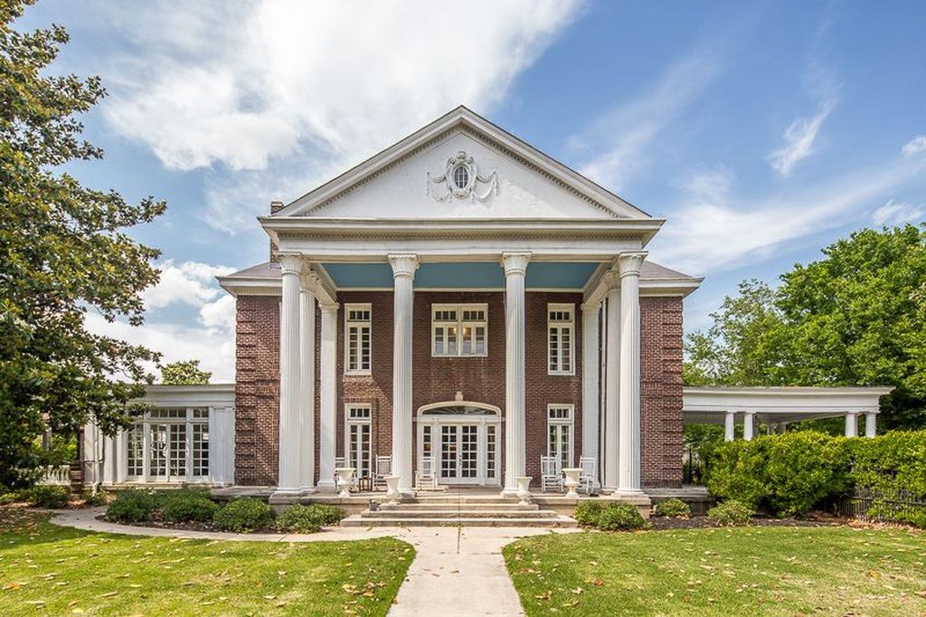 Sweet House Dreams: Clanlo Hall, 1853 Brick Colonial in Memphis, Tennessee
