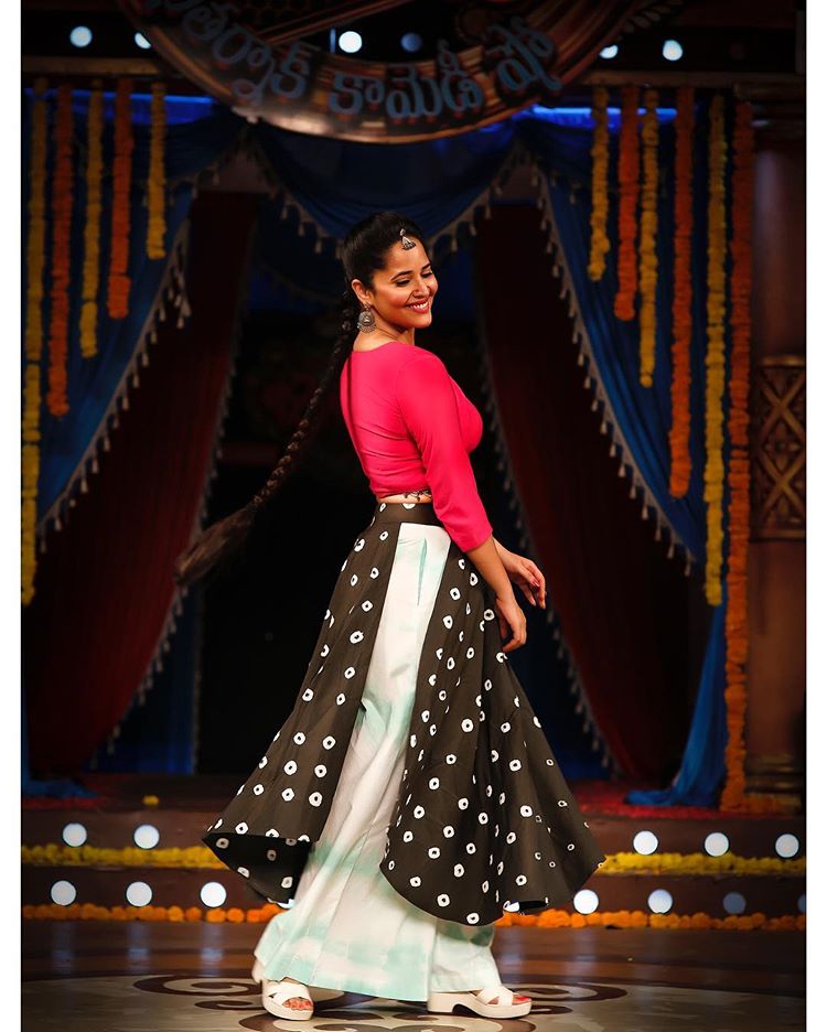 Television Actress Anasuya Bharadwaj In Sleeveless Yellow Saree ...