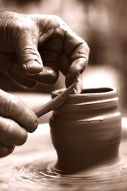 Seperti Tanah Liat Di Tangan Tukang Periuk | veLyN'z miNe