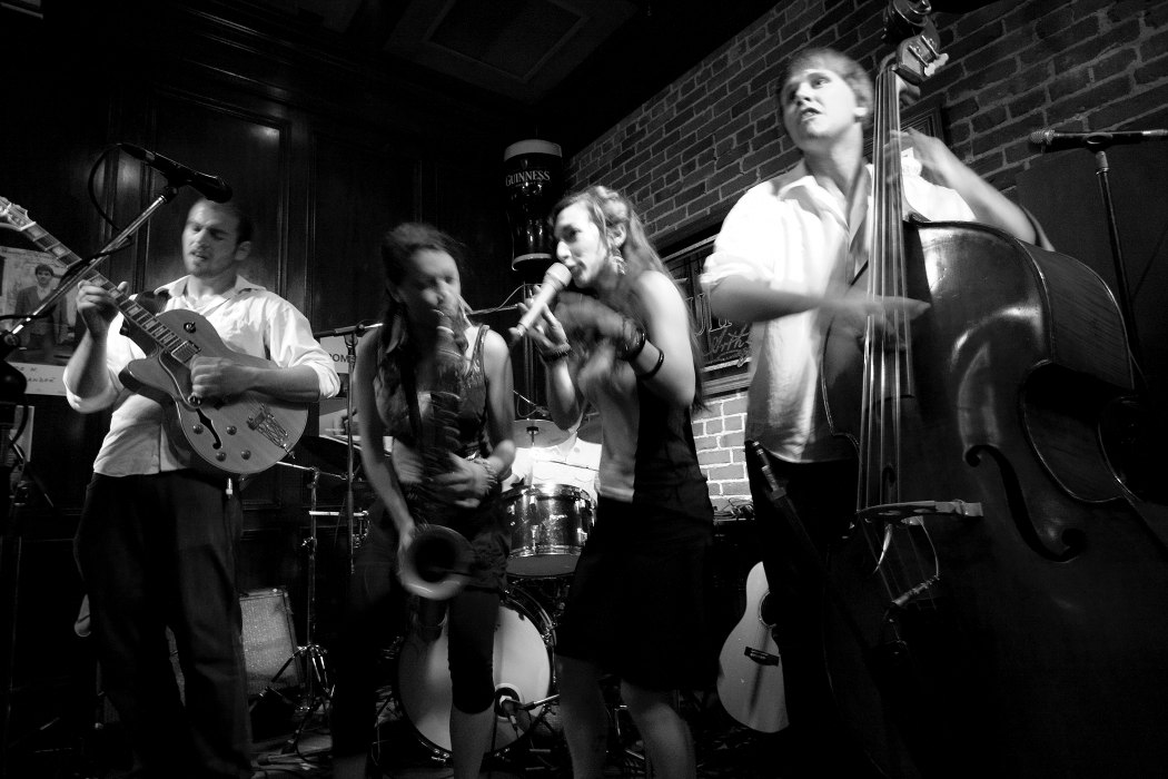 LE TEMPS QUI FUIT/2 (Numérique): Laura Doyon jazz trio (Pub St ...