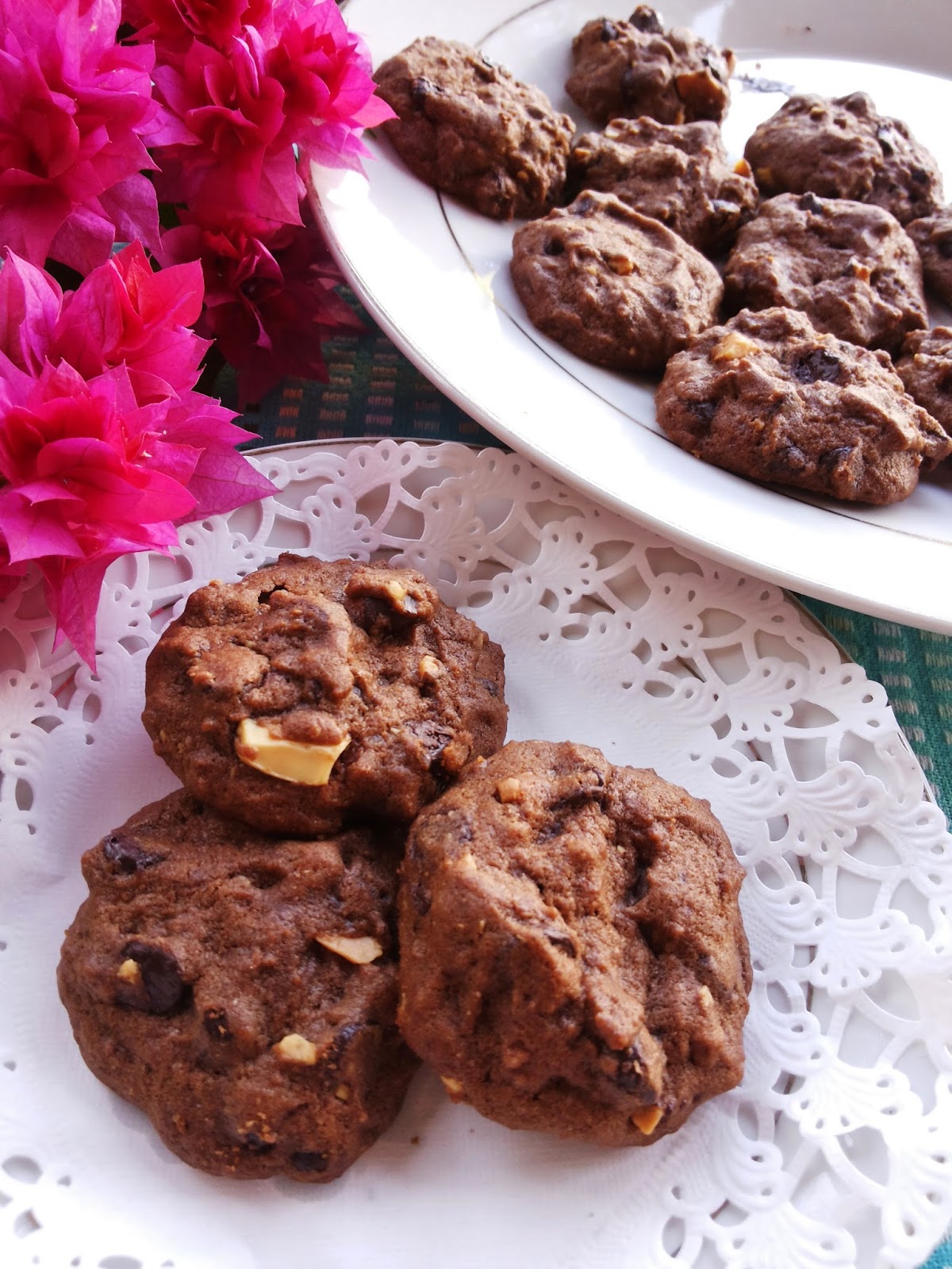 Jess-KITCHEN-Lab: "Famous Amos" Chocolate Chips & Almond Cookies