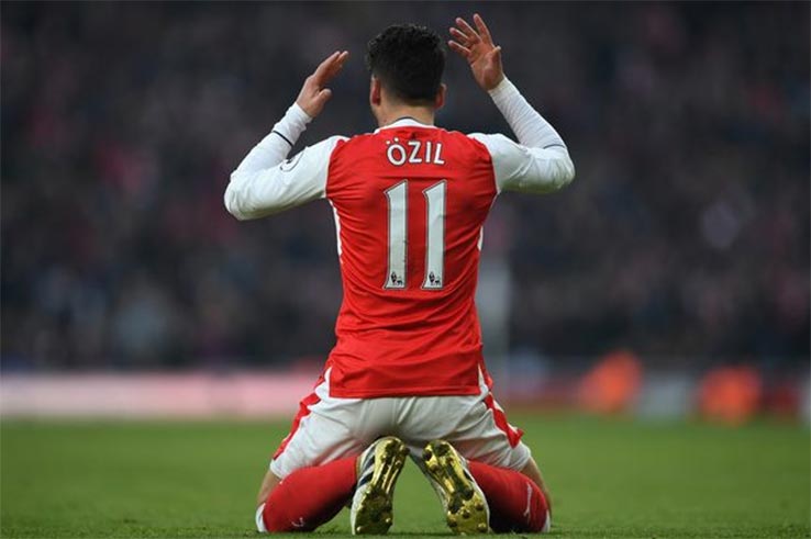 Mesut Özil Becomes Arsenal's New Number 10 - Footy Headlines