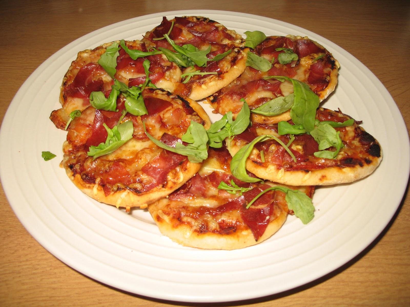 Helkan Keittiössä: Pikkupizzat Farinan uudesta pizzajauhoseoksesta