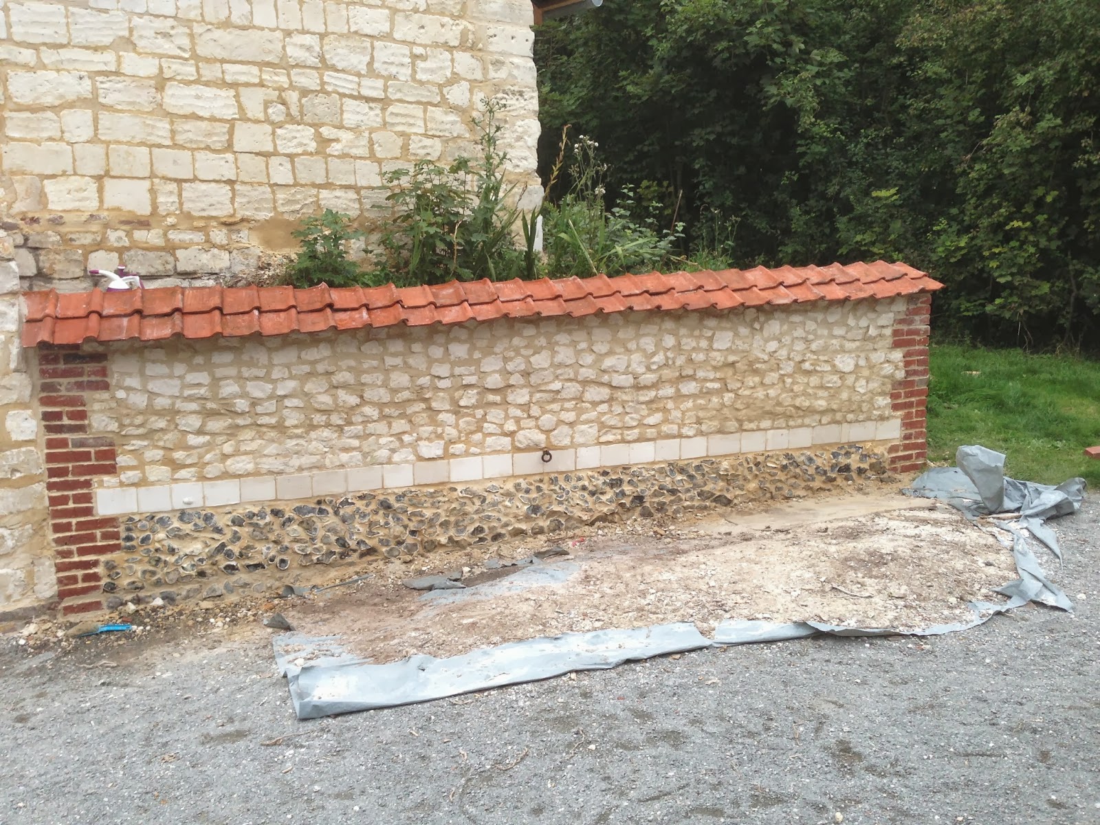 La ferme des blancs pignons: Le mur: fin