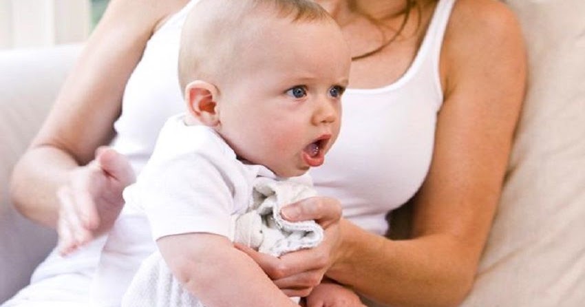 ¿Cómo hacer eructar a un bebé? Los eructos y vómitos en bebés | El ...