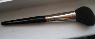 Beauty Bijoux Fashion: Laura Mercier Angled Cheek Contour Brush
