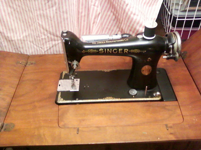 Singer 101 Sewing Machine with potted motor & oil wick system
