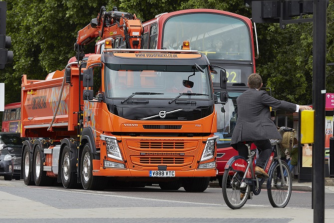 A pieno carico: Volvo Trucks parla di sicurezza attiva alla "Freght in ...