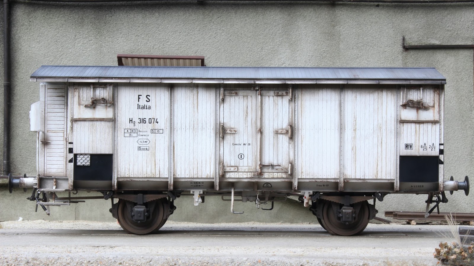 becasse weathering: Spitzdachwagen von Lucchini Rail Models in Spur 1