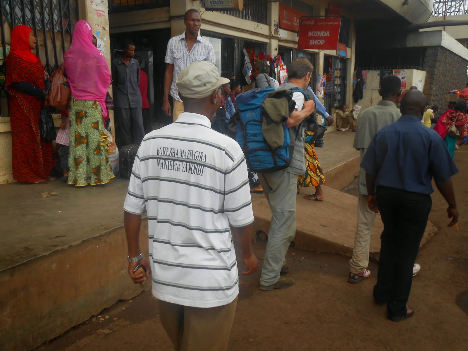 MZUNGU ALIYEDAIWA KUTUPA MKATE MANISPAA YA MOSHI AZUA MAKUBWA KWA ...