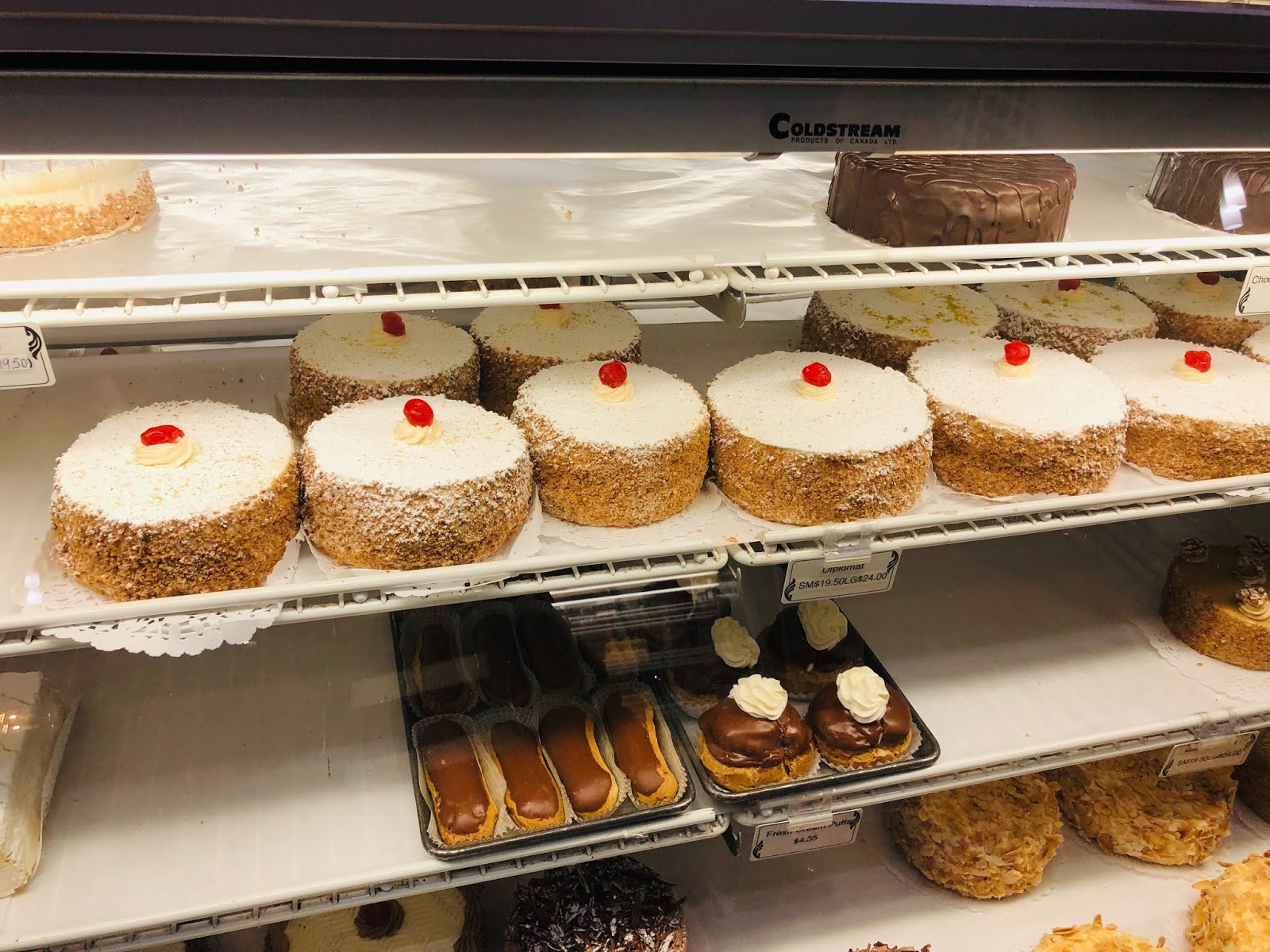 溫哥華的甜鹽巴小姐: 【溫哥華美食】傳說中的外交官蛋糕 @ Bon Ton Pastry & Confectionery Cakes