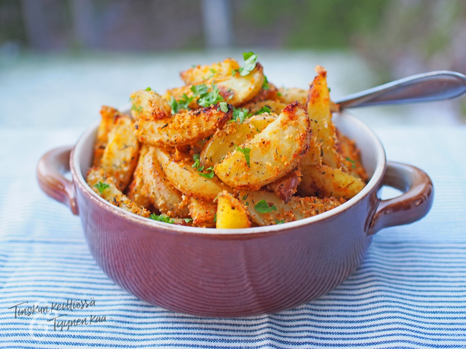 Rouhean rapeat lohkoperunat uunissa valmistaen | Tinskun keittiössä ja ...