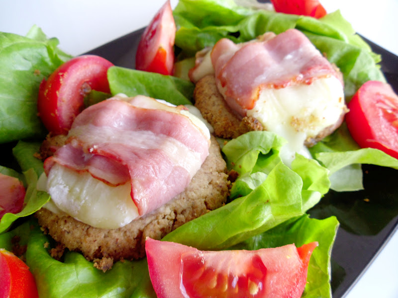 Gourmande ou passionnée...: Chèvre chaud lardé et biscuit aux noix