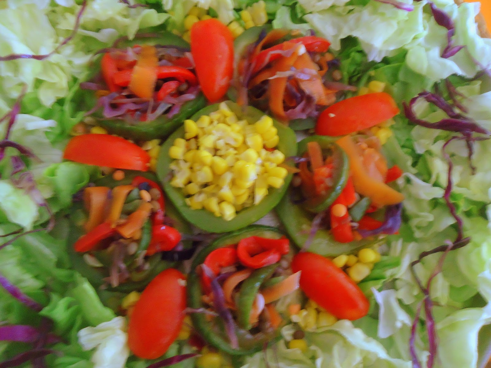 ensaladas en mandalas : Flor de verduras al vapor con hojas verdes