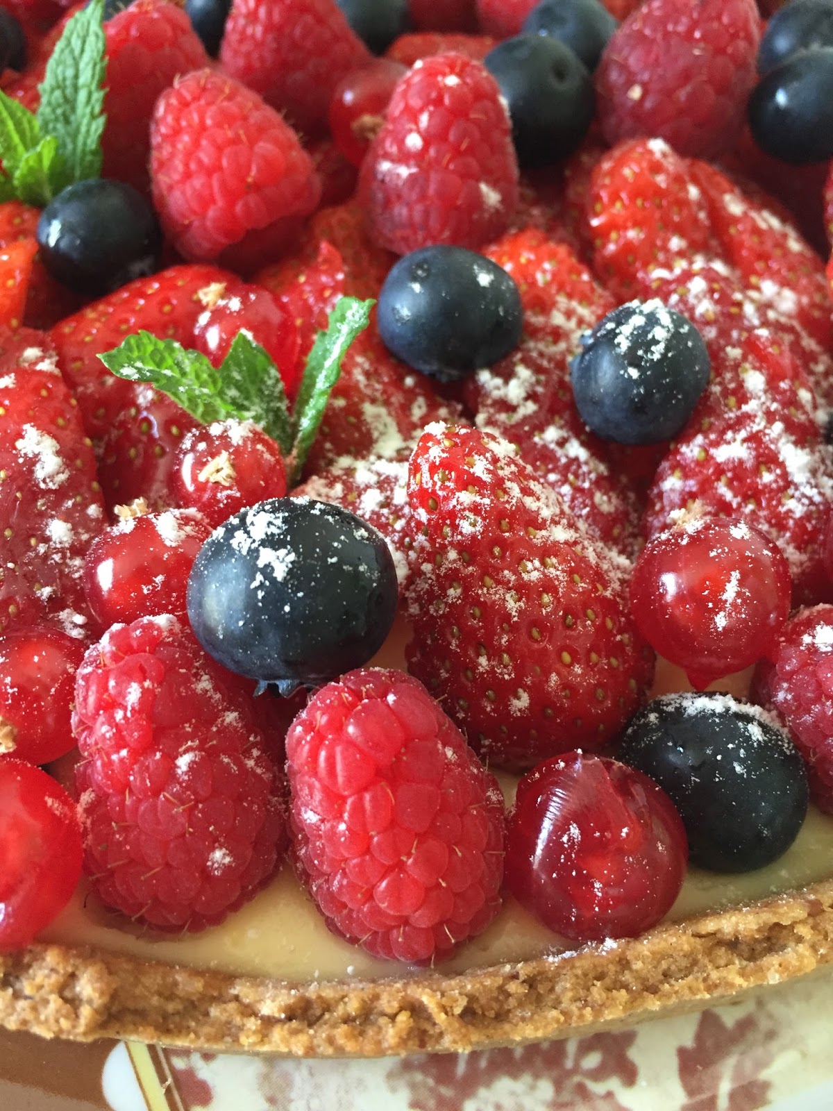 Tarte au citron et aux fruits rouges.