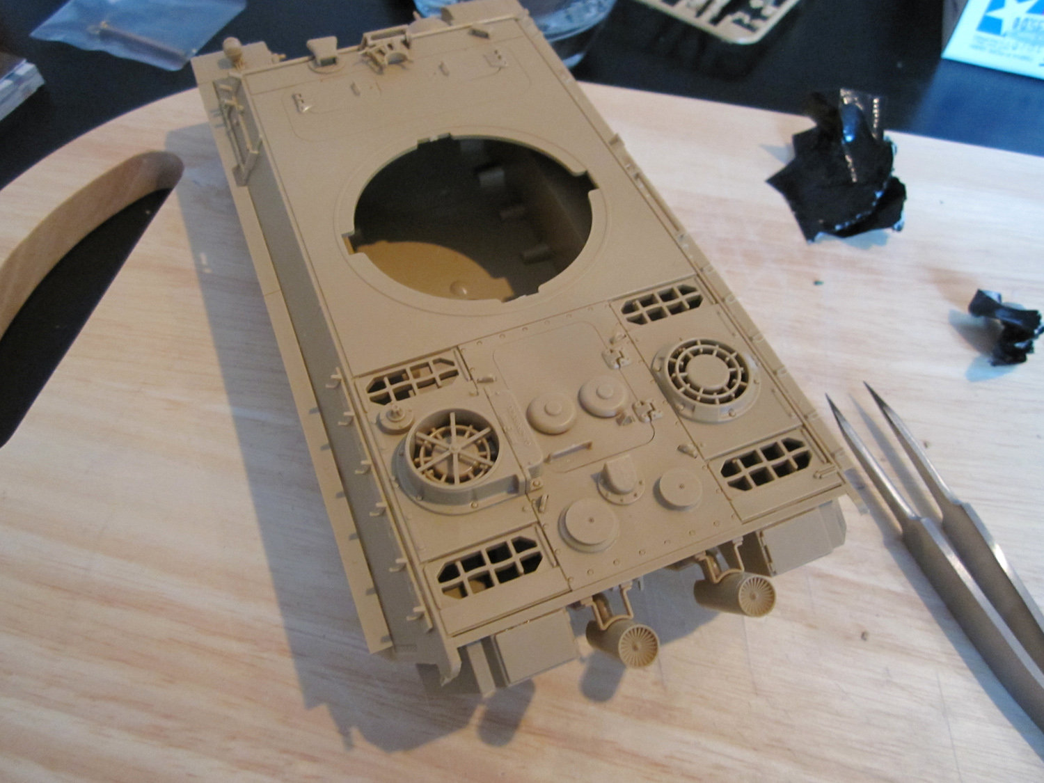 Panzer March!: 1/35 Panther G - Late Version - Tamiya (35176) Assembly