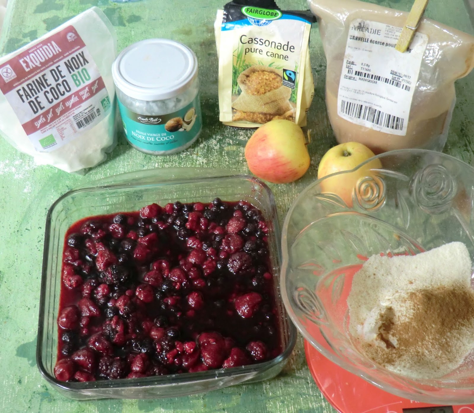 Crumble aux fruits rouges, aux pommes et à la farine de noix de coco ...