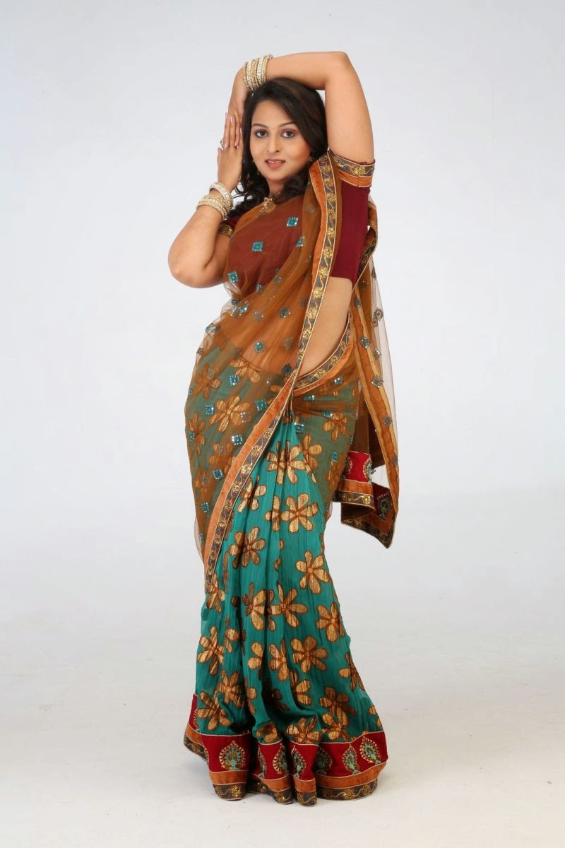 Dressing Below Navel Saree: Samvrutha Sunil Hot Navel Show Stills in Saree