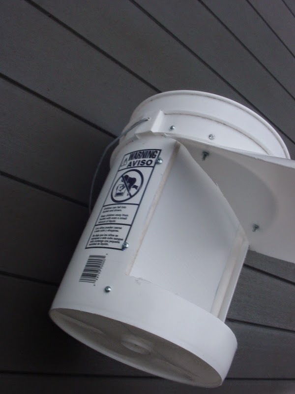 My Little Farming Blog: D-I-Y 5-Gallon Bucket Rain Proof Chicken Feeder ...