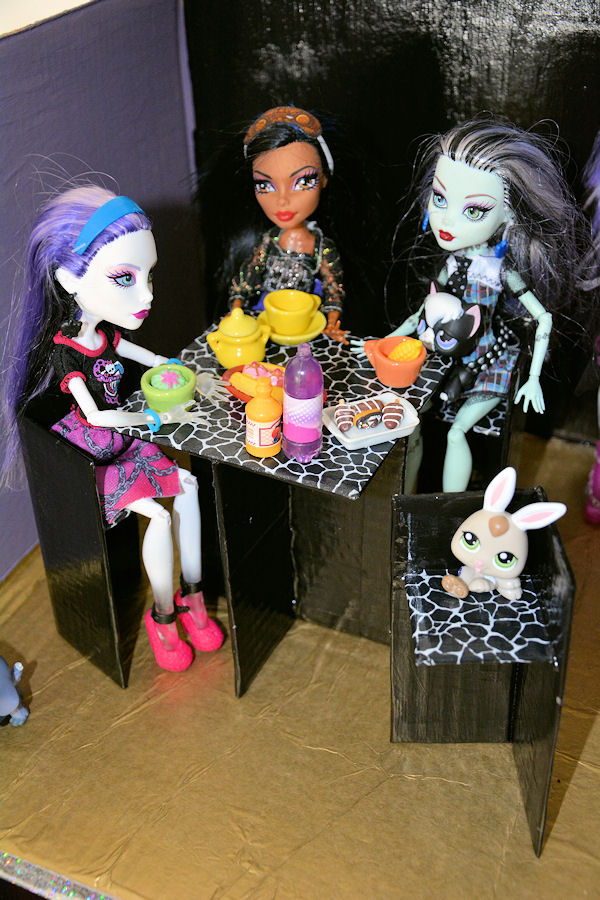 MariMissB: DIY - Table haute en carton pour monster Hight - dinner ...
