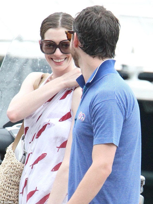 Hot pic: Anne Hathaway Lovely Swimsuit On Luxury Italian Break