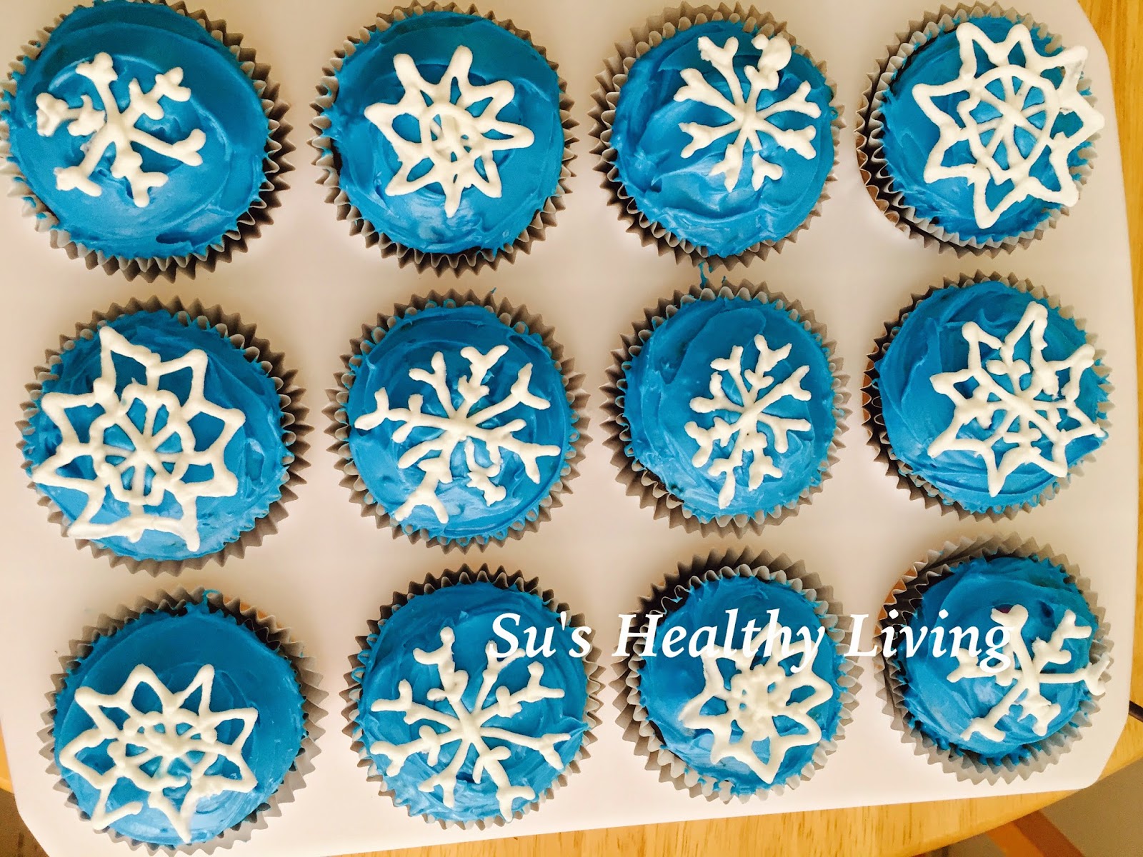 Su'sHealthyLiving: Frozen : Elsa Cake and Snowflake Cupcakes