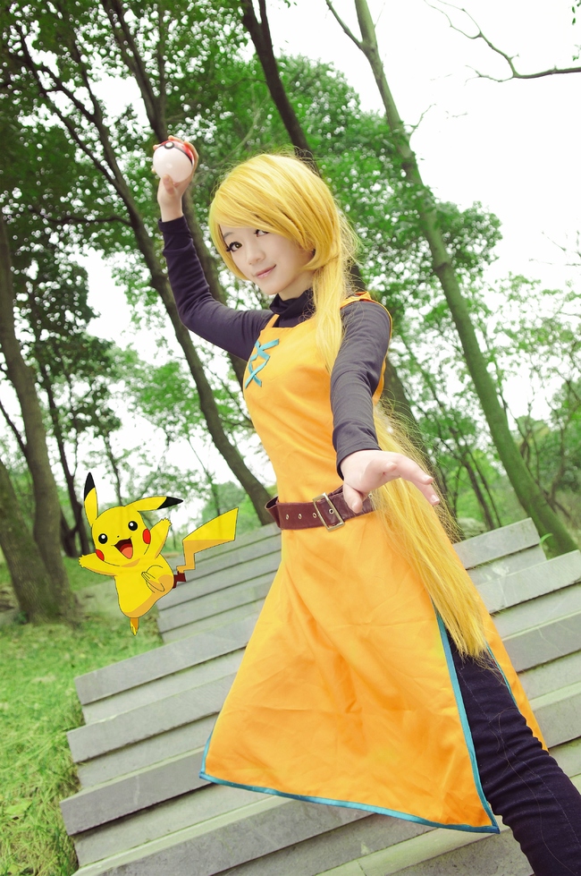 Pokemon Cosplay: Cute Pokemon Trainer Yellow Cosplayer
