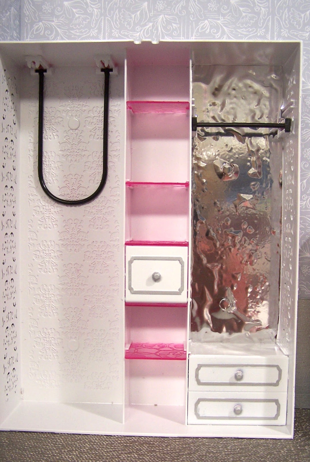 Barbie:OldNewGreenRedo : DIY Doll Closets.
