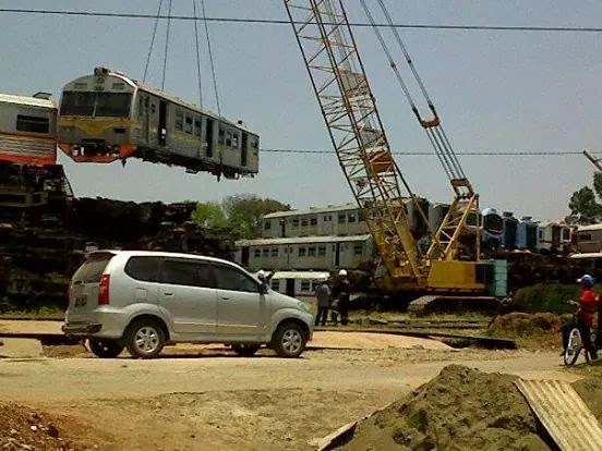 PT. Kereta Api Logistik (KALOG): [KG-317/2014] Mobilisasi Crane Darat ...