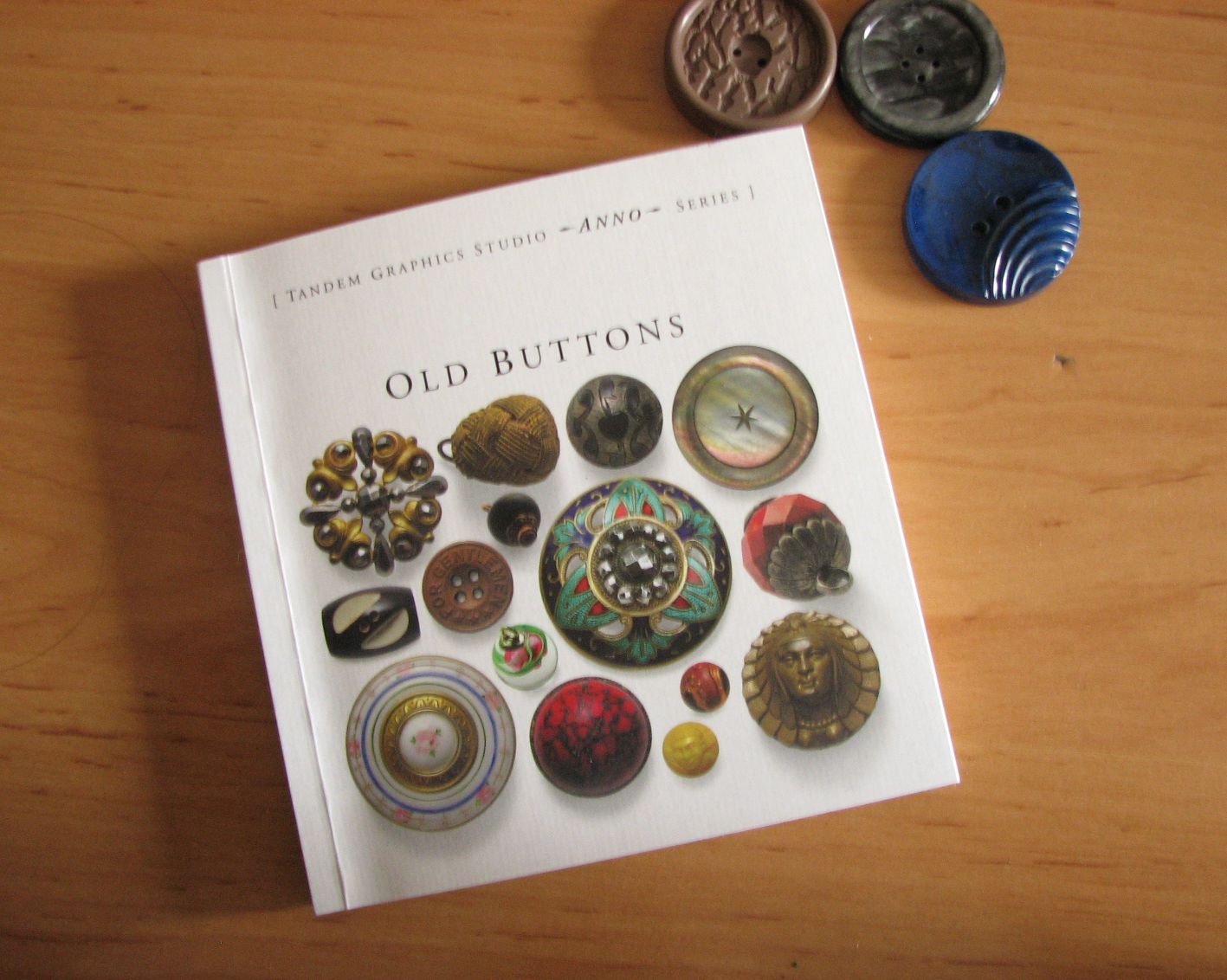 Agnes' Vintage World: 'Old Buttons' by Sylvia Llewelyn - A fantastic ...