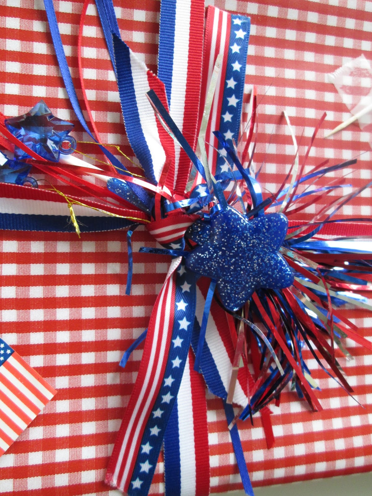 roommom27: Red, White and Blue Gift Wrap