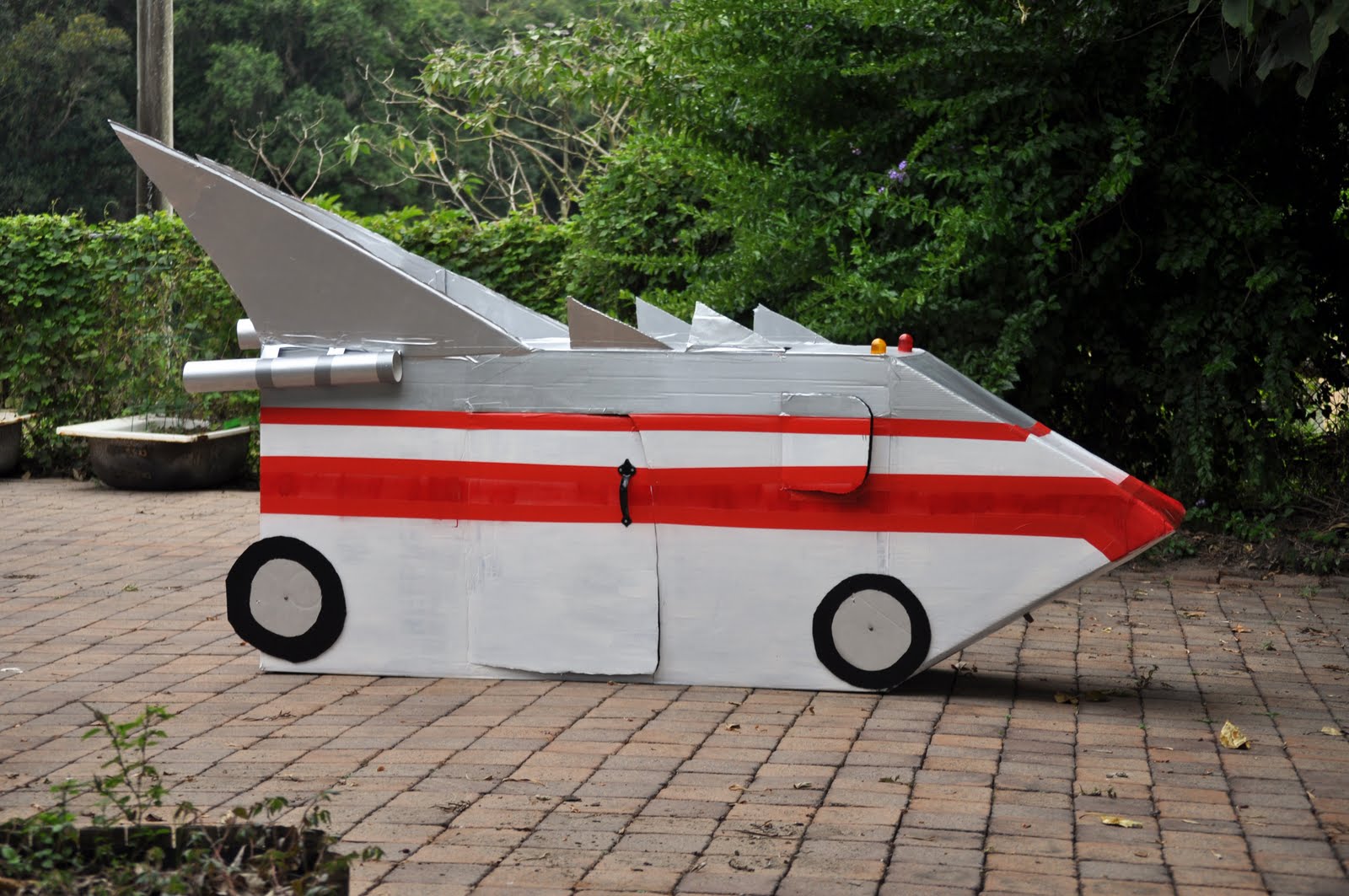 Life under the house: Building a Rocket Car from 2 boxes