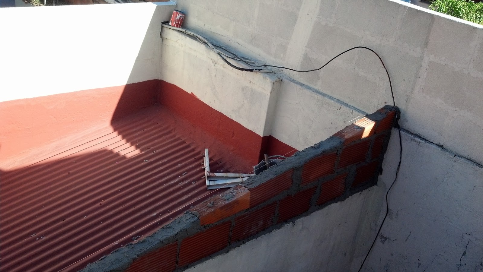 Nuevos Proyectos: TECHADO DE CHAPA CON REALIZACIÓN DE TABIQUE EN CUÑA.