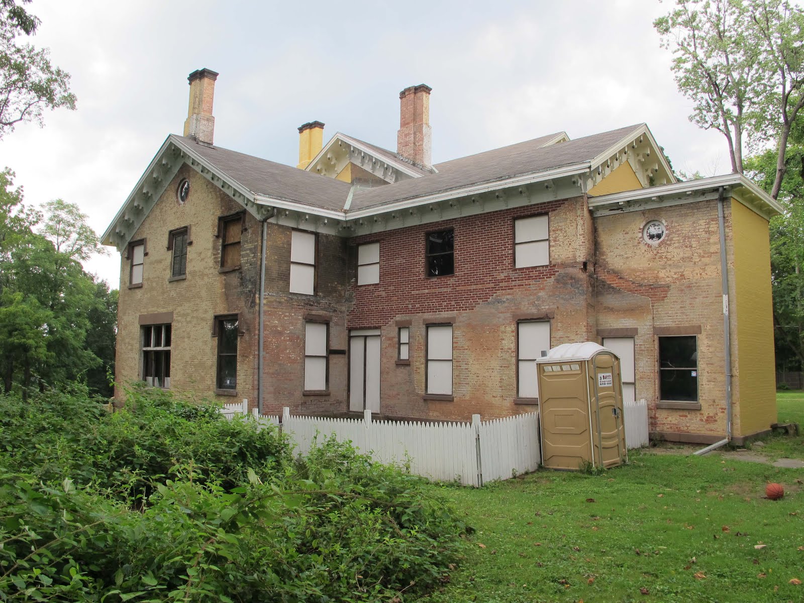 BIG OLD HOUSES: Old Ladies and Old Houses