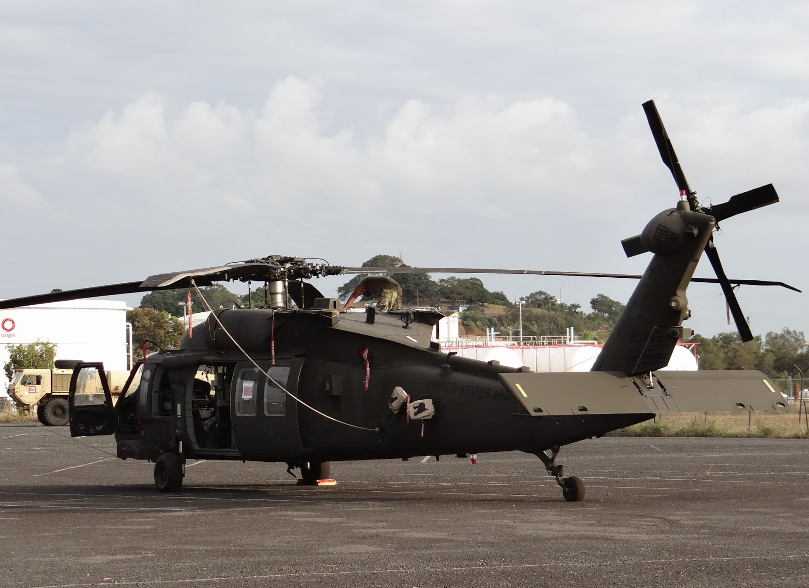 Air Queensland.blogspot: US Army Boeing AH-64 Apache and Sikorsky UH-60 ...