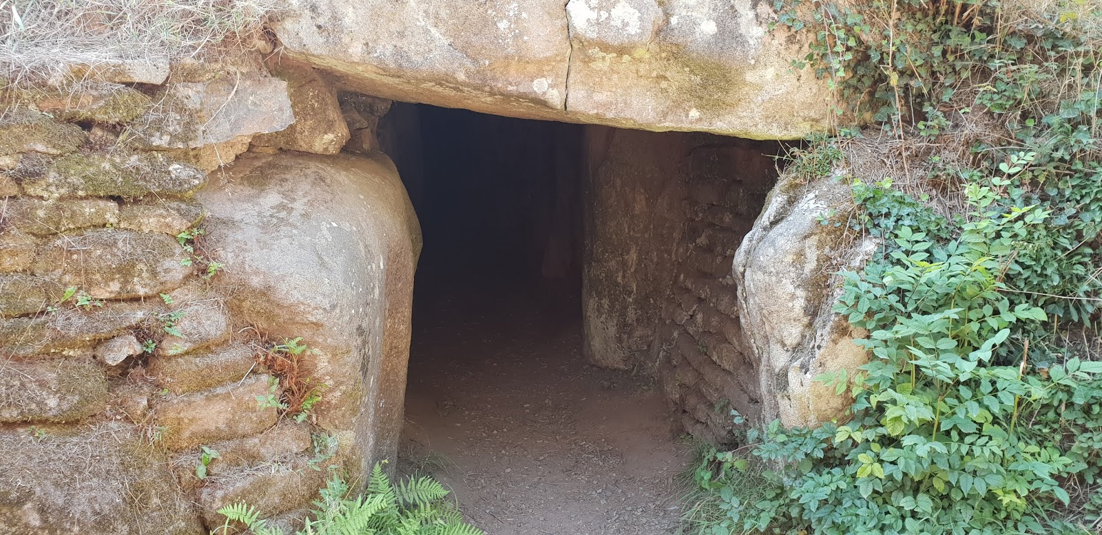 La chambre est traversée par le vent...: Le Tumulus de Kernours au Bono