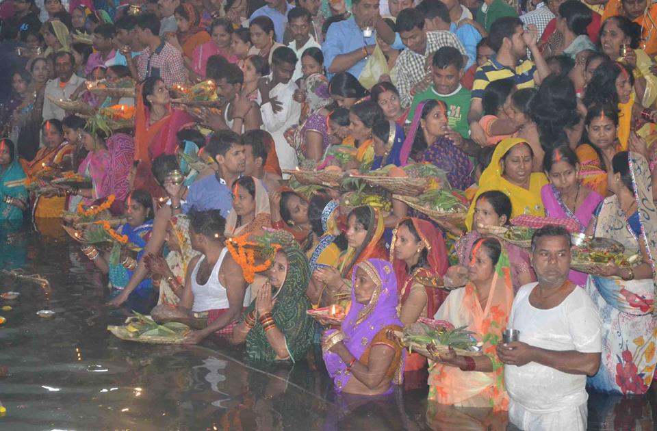 Varanasi View: Thousands offer Arghya to rising Sun