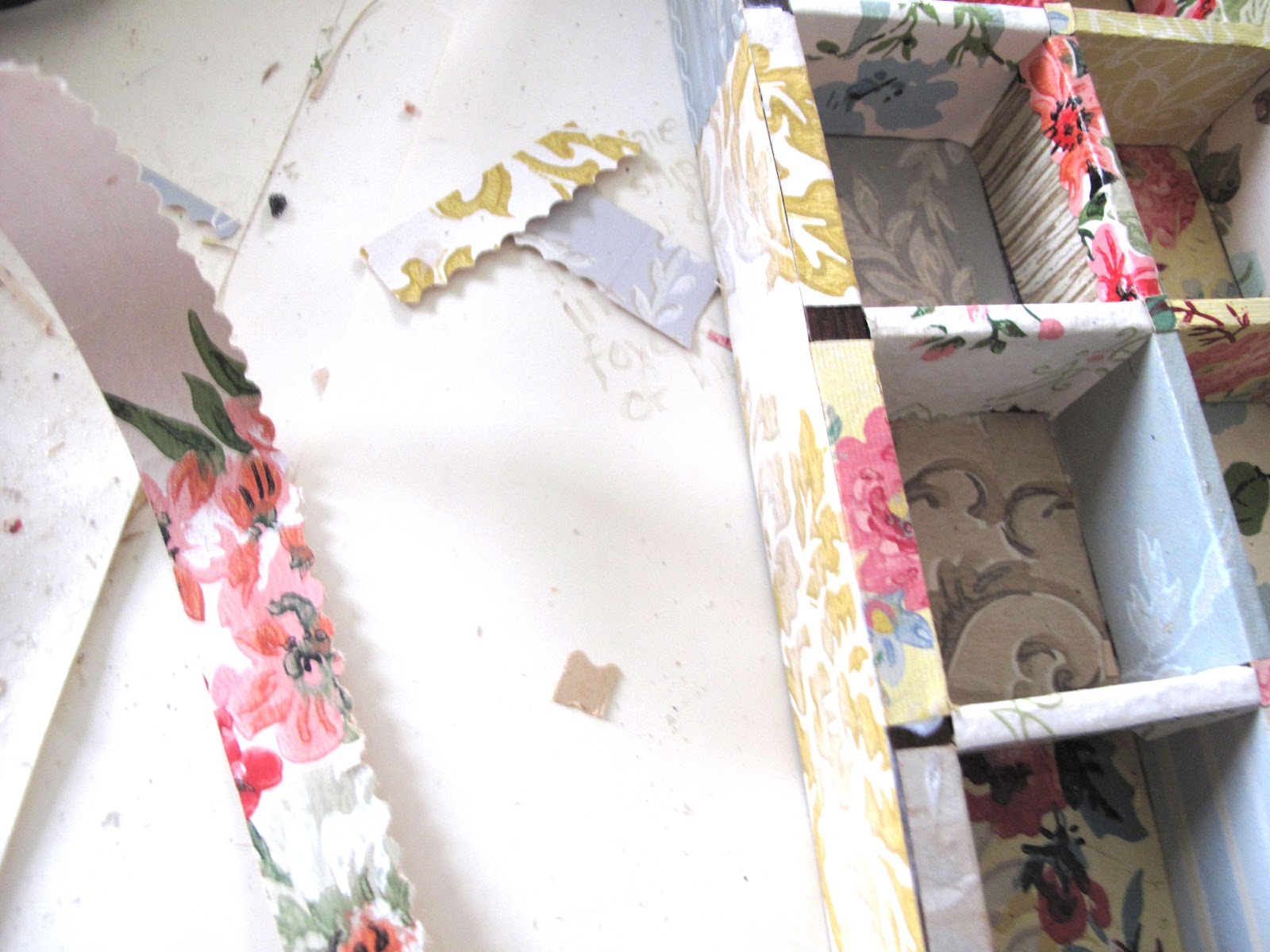Beehive Art Salon: DIY with Vintage Wallpaper