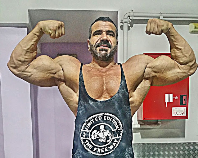 Muscle Lover: Spanish master bodybuilder Toni Lloret (2)