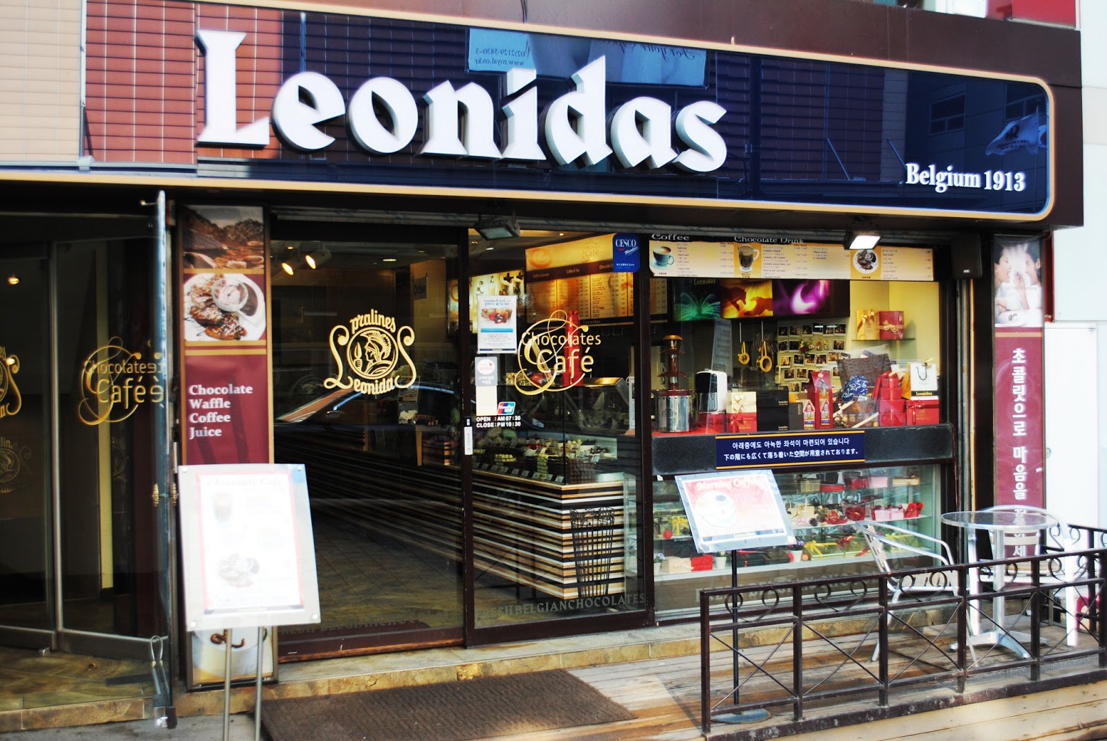 Falling In Light: Cafe Leonidas