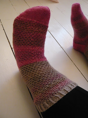 Dödergök: Rosa strumpor i avbruten mosstickning