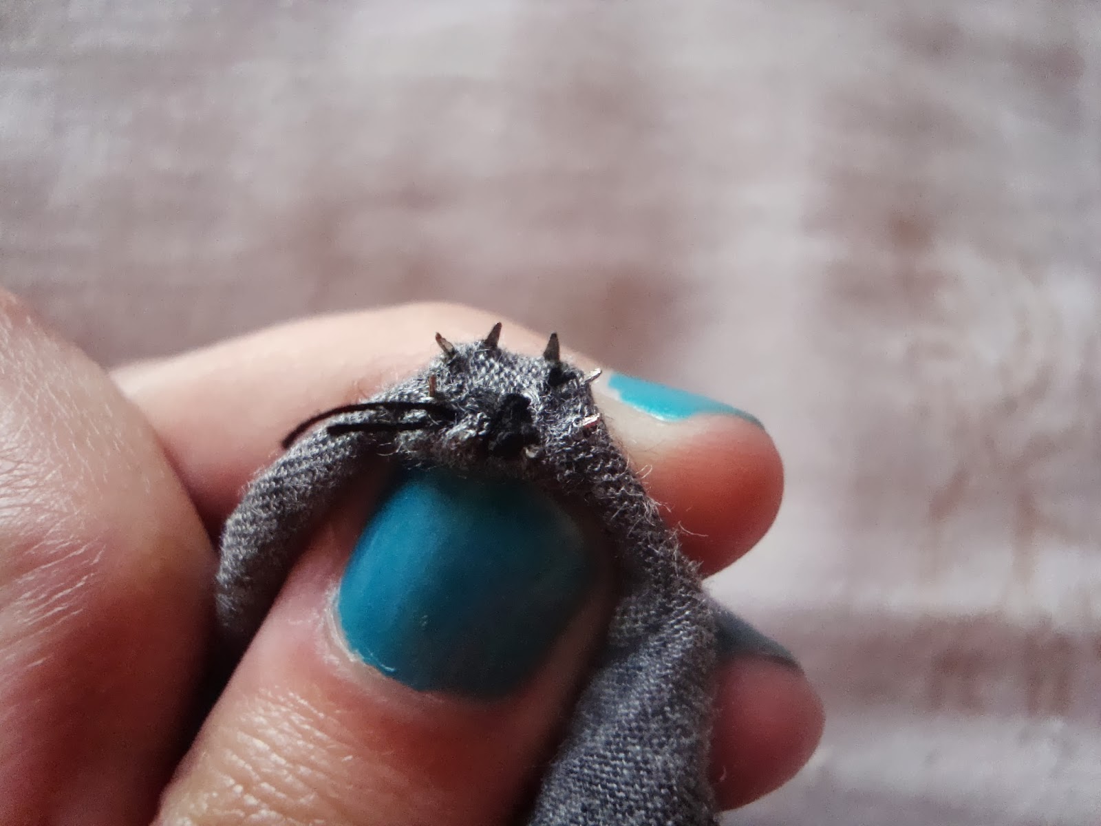 Crafting together: Cómo arreglar hoyos en la ropa con remaches