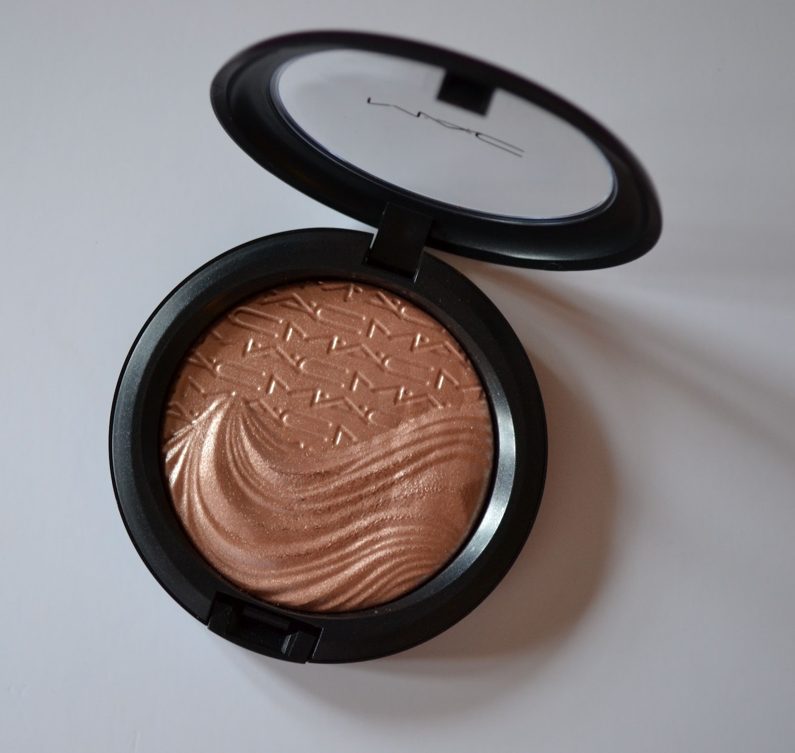 MakeUpVitamins: Mac Superb Extra Dimension Skinfinish Swatch & Review