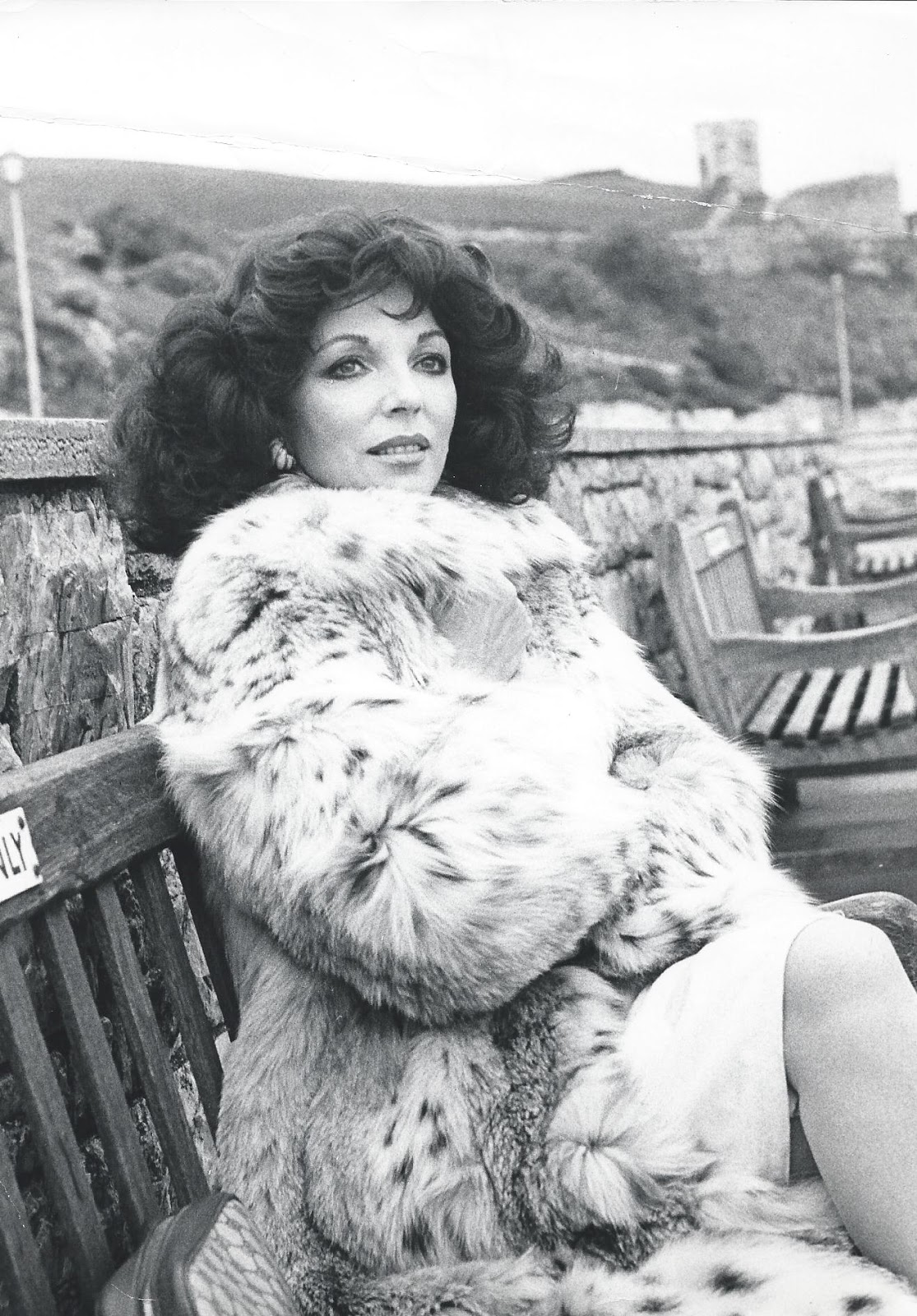 LEGENDARY DAME!: PHOTO OF THE DAY : JOAN'S GOT IT ALL WRAPPED UP!